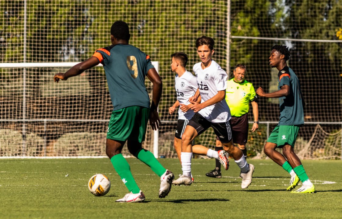 Midfielder's Ultimate Guide: Roles, Tactics, and Star Players Revealed ...